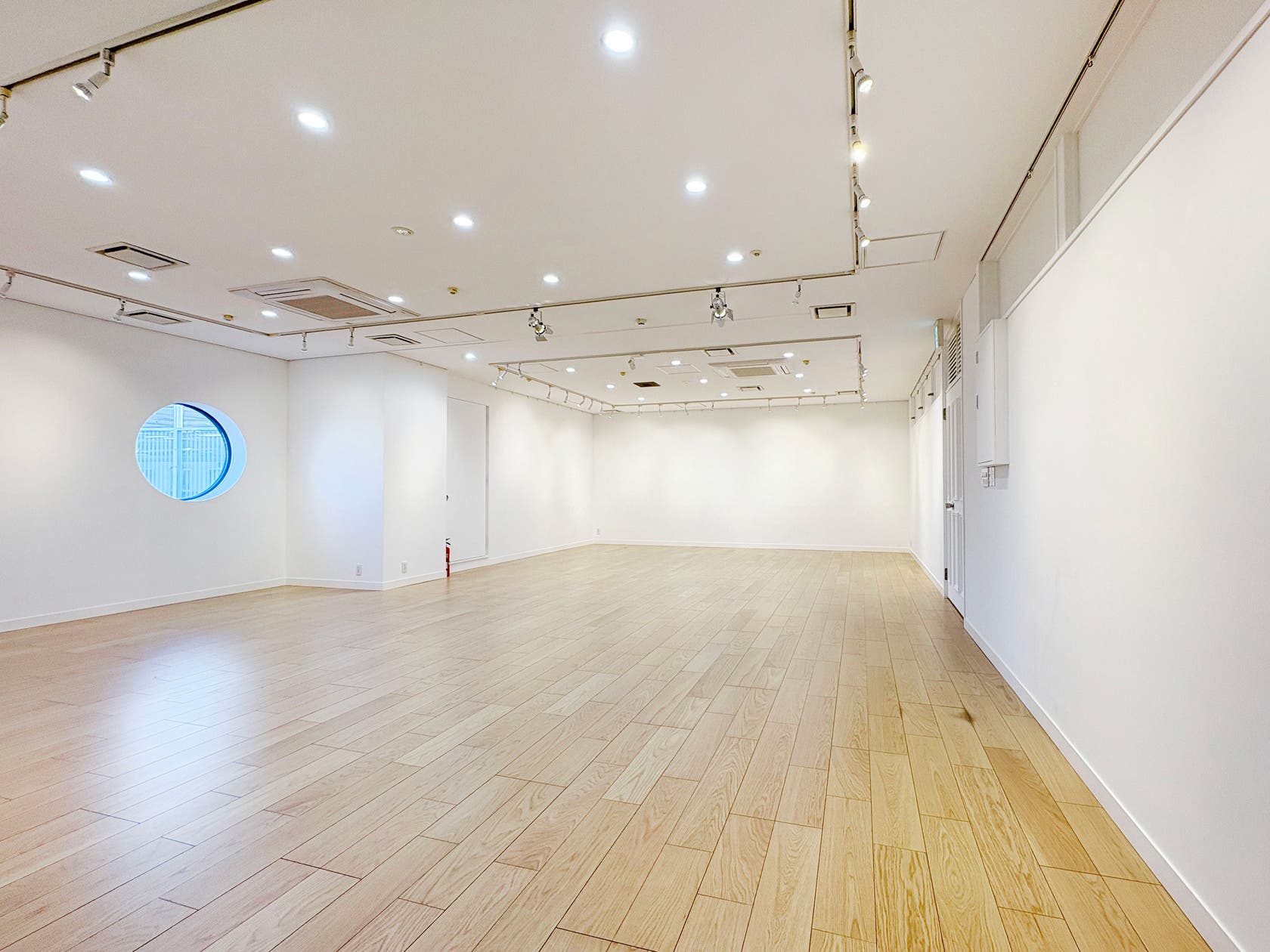 【町田駅直結！3Fギャラリー】ピクチャーレール・スポット完備！かわいい丸窓があるスペースで展示会・マルシェ利用に♪の写真1