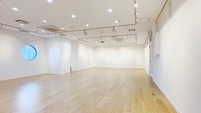 【町田駅直結!3Fギャラリー】ピクチャーレール・スポット完備!かわいい丸窓があるスペースで展示会・マルシェ利用に♪の写真1