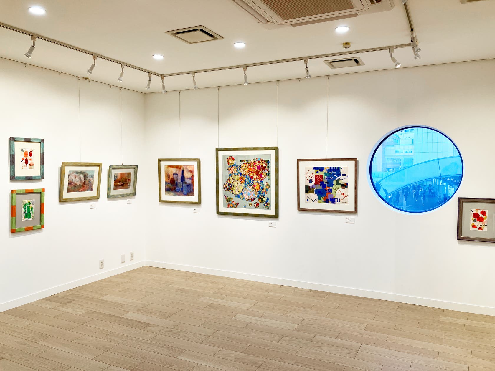 【町田駅直結！3Fギャラリー】ピクチャーレール・スポット完備！かわいい丸窓があるスペースで展示会・マルシェ利用に♪の写真4