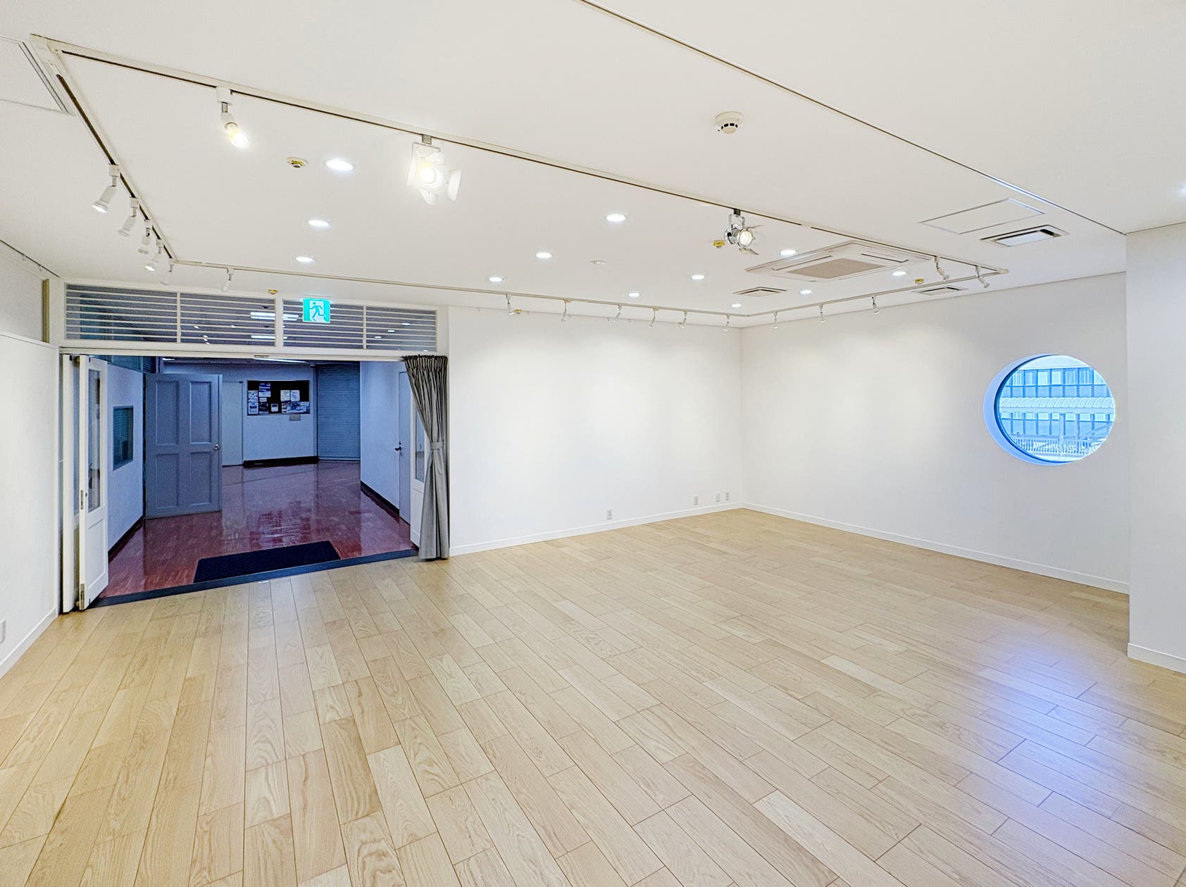 【町田駅直結！3Fギャラリー】ピクチャーレール・スポット完備！かわいい丸窓があるスペースで展示会・マルシェ利用に♪の写真6