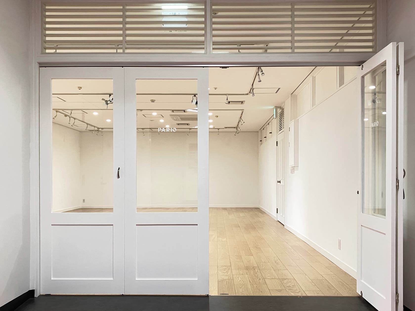 【町田駅直結！3Fギャラリー】ピクチャーレール・スポット完備！かわいい丸窓があるスペースで展示会・マルシェ利用に♪の写真5