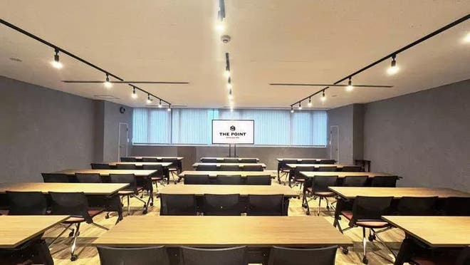 駅直結!新橋駅徒歩1分|最大51名|セミナー講演、勉強会、発表会、懇親会にも最適!大会議室『チャップリン』の写真1