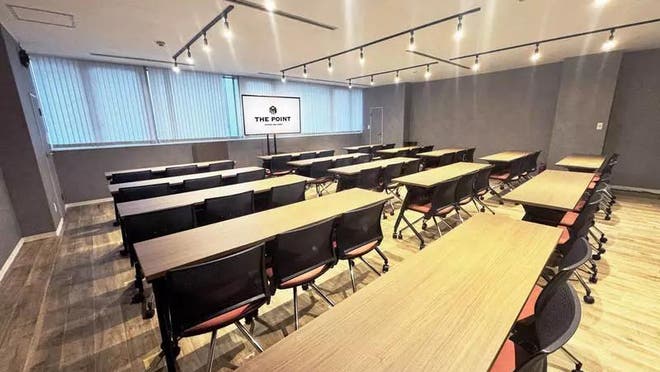 駅直結!新橋駅徒歩1分|最大51名|セミナー講演、勉強会、発表会、懇親会にも最適!大会議室『チャップリン』の写真3