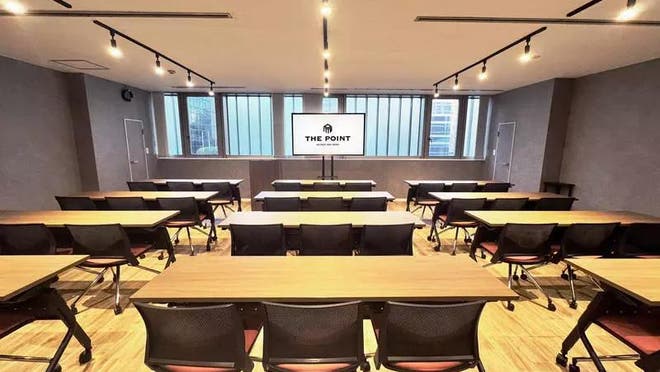 駅直結!新橋駅徒歩1分|最大51名|セミナー講演、勉強会、発表会、懇親会にも最適!大会議室『チャップリン』の写真4