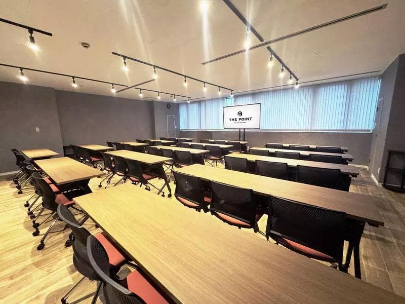 駅直結！新橋駅徒歩1分｜最大51名｜セミナー講演、勉強会、発表会、懇親会にも最適！大会議室『チャップリン』の写真5