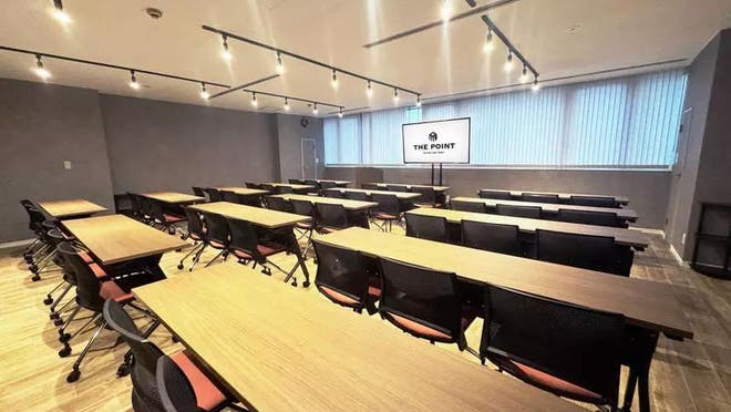 駅直結!新橋駅徒歩1分|最大51名|セミナー講演、勉強会、発表会、懇親会にも最適!大会議室『チャップリン』の写真5