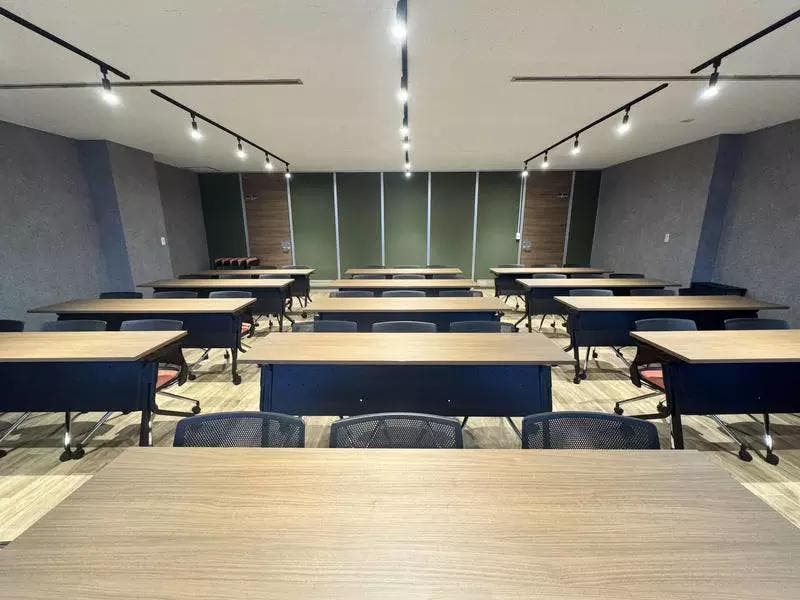 駅直結！新橋駅徒歩1分｜最大51名｜セミナー講演、勉強会、発表会、懇親会にも最適！大会議室『チャップリン』の写真7