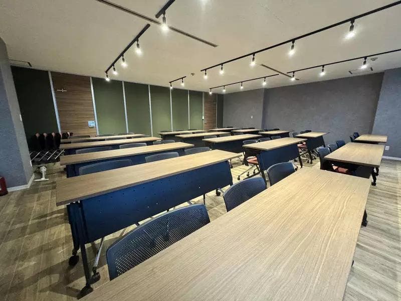 駅直結！新橋駅徒歩1分｜最大51名｜セミナー講演、勉強会、発表会、懇親会にも最適！大会議室『チャップリン』の写真8