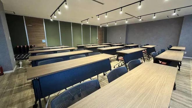 駅直結!新橋駅徒歩1分|最大51名|セミナー講演、勉強会、発表会、懇親会にも最適!大会議室『チャップリン』の写真8