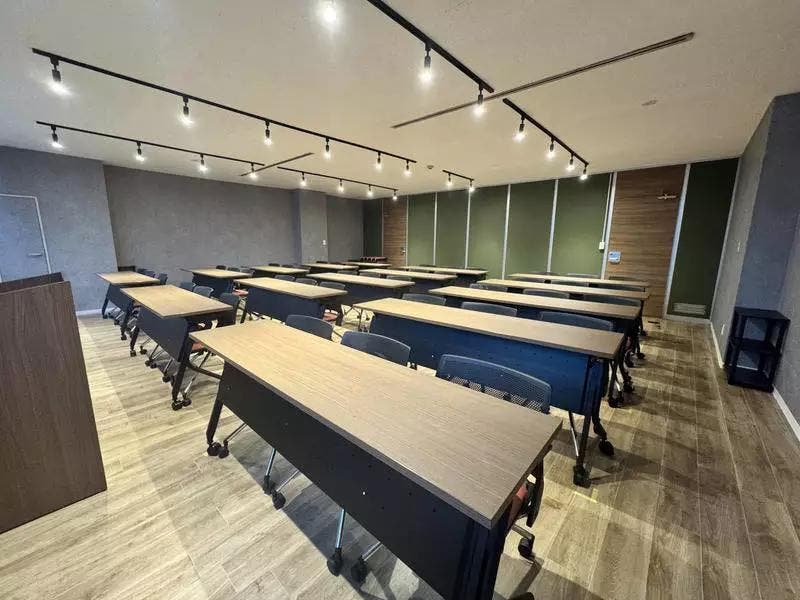 駅直結！新橋駅徒歩1分｜最大51名｜セミナー講演、勉強会、発表会、懇親会にも最適！大会議室『チャップリン』の写真9