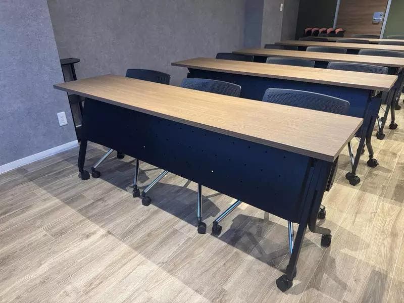 駅直結！新橋駅徒歩1分｜最大51名｜セミナー講演、勉強会、発表会、懇親会にも最適！大会議室『チャップリン』の写真10