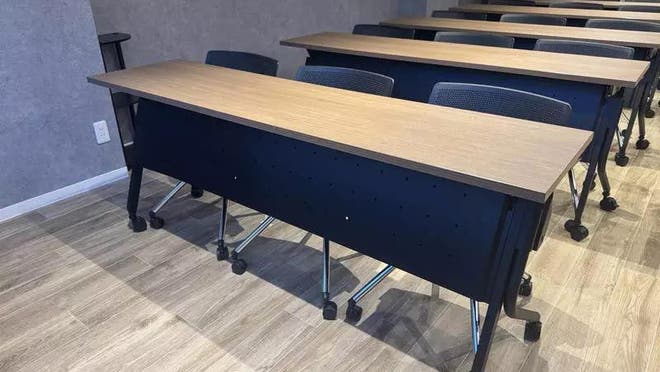 駅直結!新橋駅徒歩1分|最大51名|セミナー講演、勉強会、発表会、懇親会にも最適!大会議室『チャップリン』の写真10