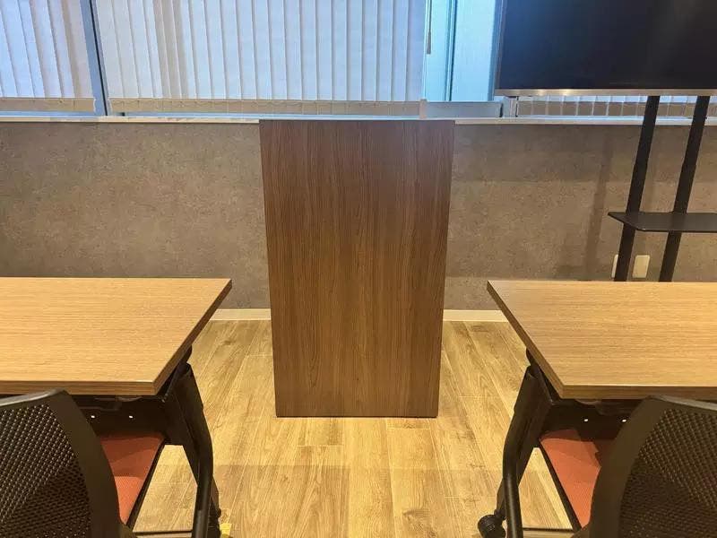 駅直結！新橋駅徒歩1分｜最大51名｜セミナー講演、勉強会、発表会、懇親会にも最適！大会議室『チャップリン』の写真12