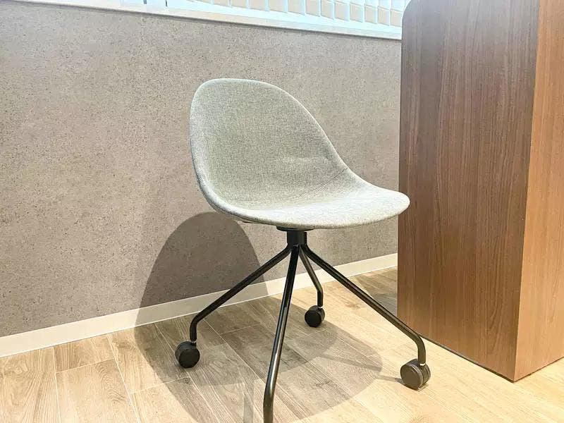 駅直結！新橋駅徒歩1分｜最大51名｜セミナー講演、勉強会、発表会、懇親会にも最適！大会議室『チャップリン』の写真13