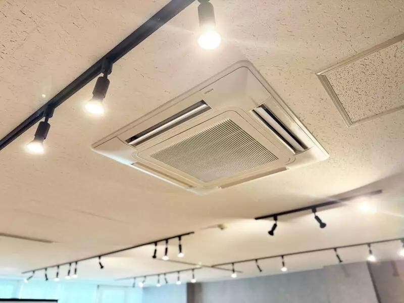 駅直結！新橋駅徒歩1分｜最大51名｜セミナー講演、勉強会、発表会、懇親会にも最適！大会議室『チャップリン』の写真15