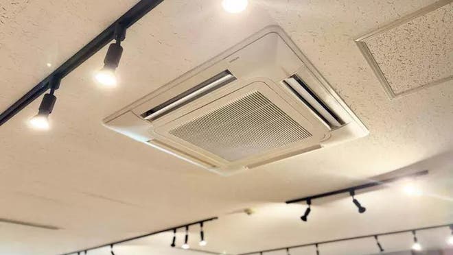 駅直結!新橋駅徒歩1分|最大51名|セミナー講演、勉強会、発表会、懇親会にも最適!大会議室『チャップリン』の写真15