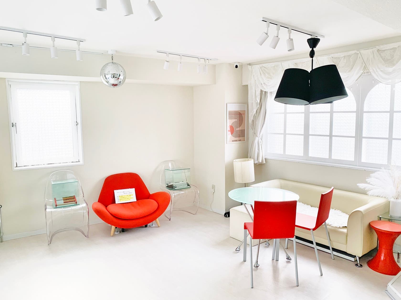 【35％オフ】駅1分✨自然光✨白基調✨ブランド家具✨おしゃれ✨ポートレート✨コスプレ✨物撮り✨インタビューの写真1