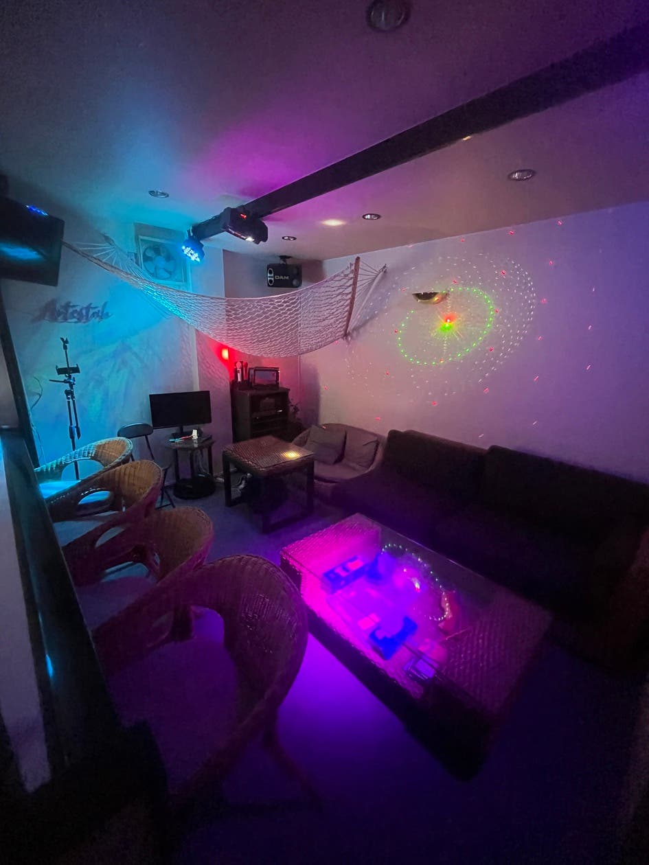 カラオケも楽しめる祇園の隠れ家アミューズメントスペースの写真1