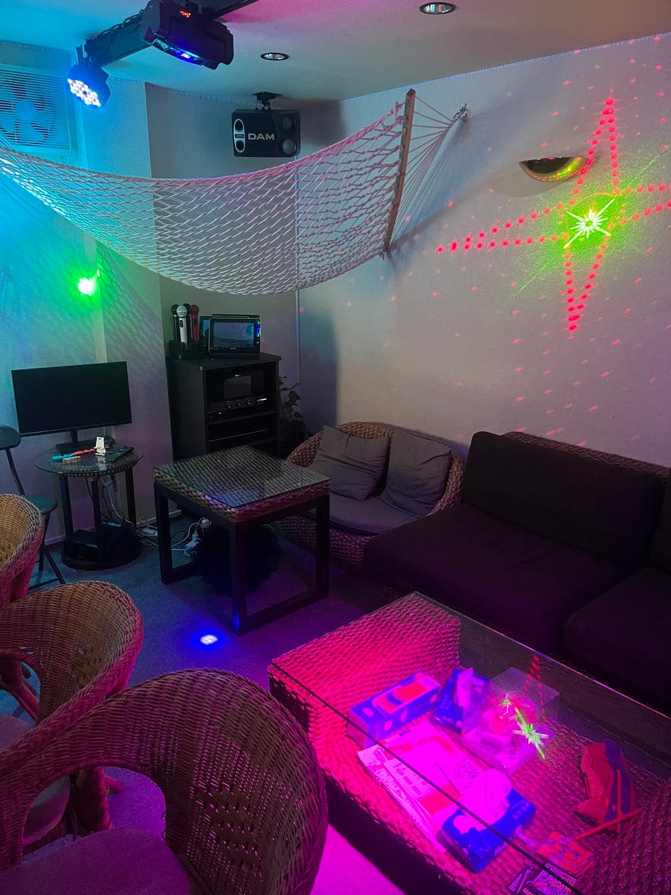 カラオケも楽しめる祇園の隠れ家アミューズメントスペースの写真2