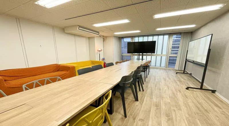 〈駅直結！新橋駅徒歩1分｜最大24名〉会議、ワークショップ、勉強会、控え室、懇親会にも最適！レンタルスペース『エミール・ガレ』
