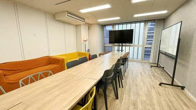 〈駅直結!新橋駅徒歩1分|最大24名〉会議、ワークショップ、勉強会、控え室、懇親会にも最適!レンタルスペース『エミール・ガレ』の写真1