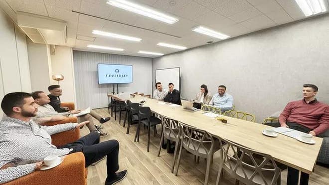 〈駅直結!新橋駅徒歩1分|最大24名〉会議、ワークショップ、勉強会、控え室、懇親会にも最適!レンタルスペース『エミール・ガレ』の写真2