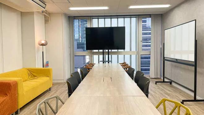 〈駅直結!新橋駅徒歩1分|最大24名〉会議、ワークショップ、勉強会、控え室、懇親会にも最適!レンタルスペース『エミール・ガレ』の写真3