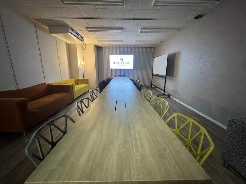 〈駅直結！新橋駅徒歩1分｜最大24名〉会議、ワークショップ、勉強会、控え室、懇親会にも最適！レンタルスペース『エミール・ガレ』の写真5