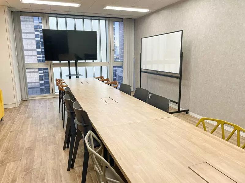 〈駅直結！新橋駅徒歩1分｜最大24名〉会議、ワークショップ、勉強会、控え室、懇親会にも最適！レンタルスペース『エミール・ガレ』の写真7