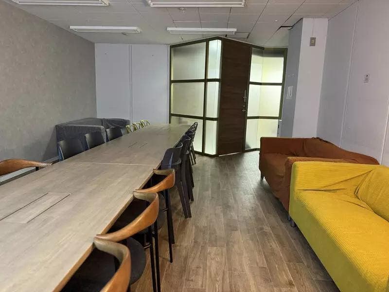 〈駅直結！新橋駅徒歩1分｜最大24名〉会議、ワークショップ、勉強会、控え室、懇親会にも最適！レンタルスペース『エミール・ガレ』の写真9