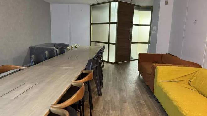 〈駅直結!新橋駅徒歩1分|最大24名〉会議、ワークショップ、勉強会、控え室、懇親会にも最適!レンタルスペース『エミール・ガレ』の写真9