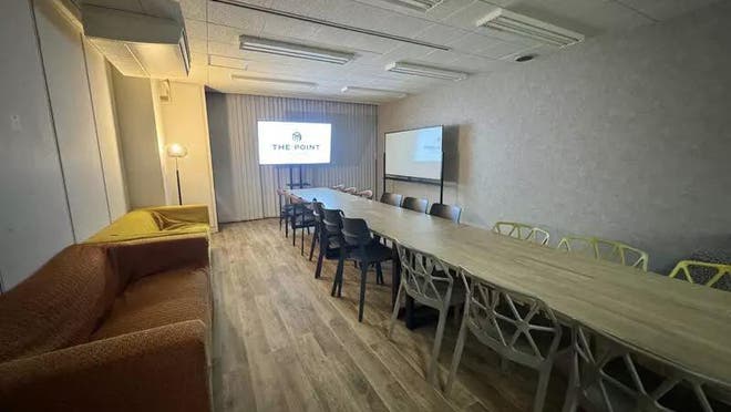 〈駅直結!新橋駅徒歩1分|最大24名〉会議、ワークショップ、勉強会、控え室、懇親会にも最適!レンタルスペース『エミール・ガレ』の写真13