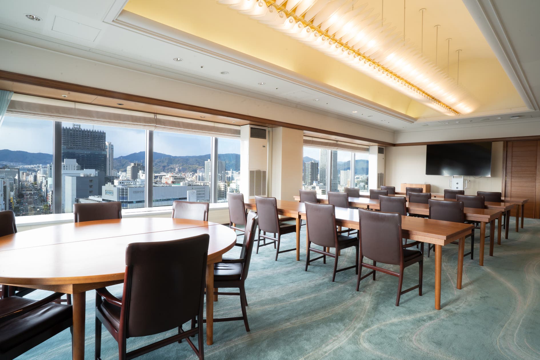 【大ヒロマ_22名会議室】銀山町駅から徒歩2分！眺めの良い広々とした会議室（大型モニター・電源タップ無料/高速Wi-Fiあり）の写真1