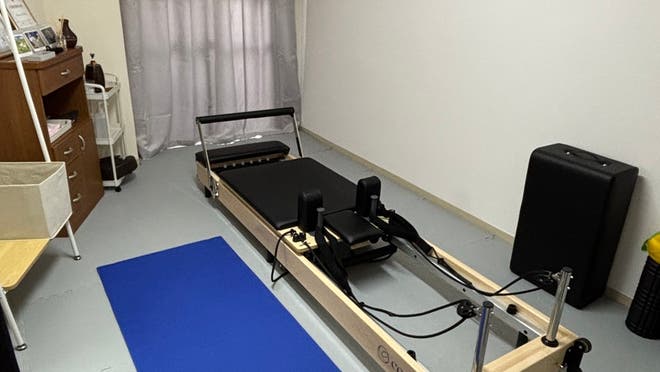 リフォーマー・施術ベッドがあるサロンの写真1