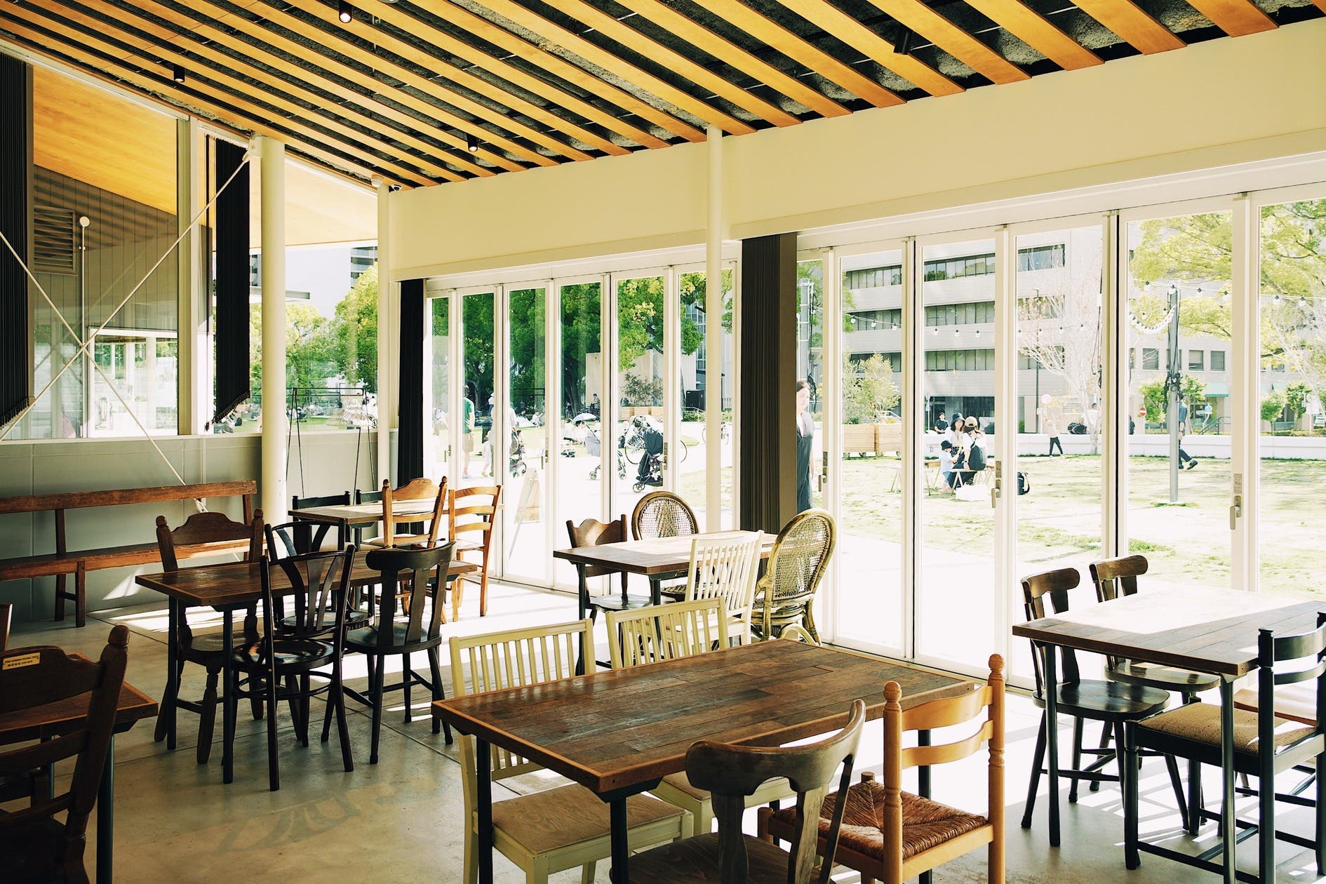 ラウンジ　～芝生に開いたみんなのスペース～の写真3