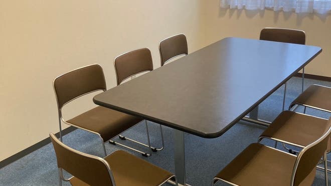 🌟 会議室(中)で新しいアイデアを生み出そう! 🌟明るい窓のある会議室の写真1