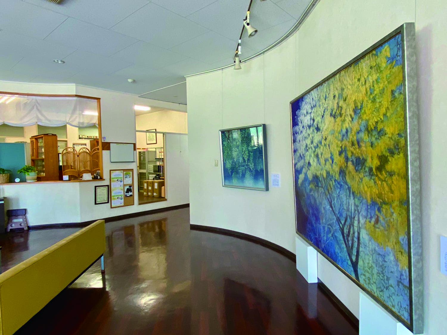 🌟 会議室（中）で新しいアイデアを生み出そう！ 🌟明るい窓のある会議室の写真7