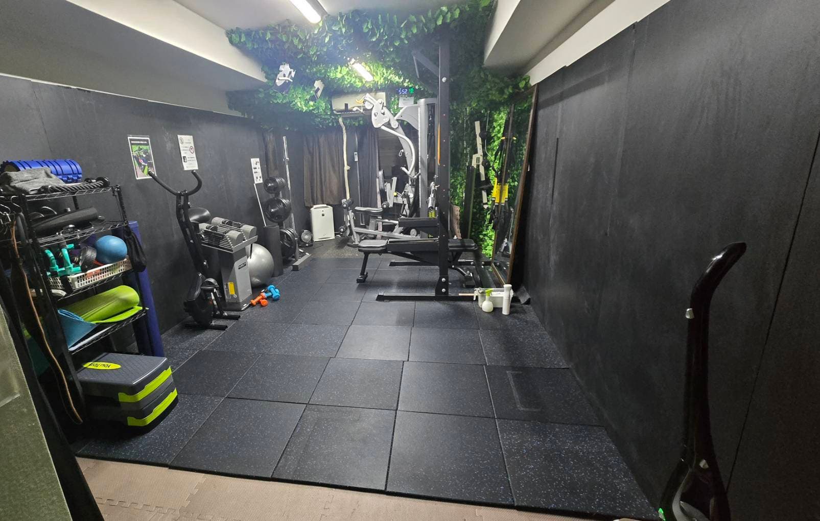 《駅近・清潔・オシャレ空間》心斎橋レンタルジム｜SNS集客にも！器具充実でパーソナルトレーニングに最適[大阪・本町・新町・堀江]の写真1