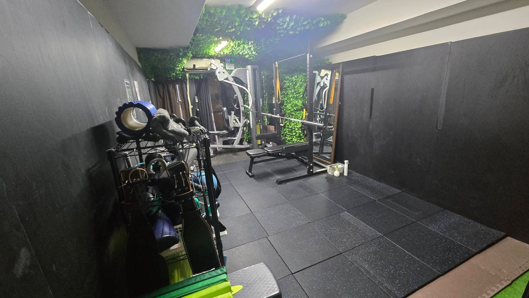 《駅近・清潔・オシャレ空間》心斎橋レンタルジム｜SNS集客にも！器具充実でパーソナルトレーニングに最適[大阪・本町・新町・堀江]の写真2