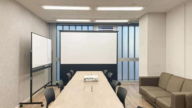 駅直結!新橋駅徒歩1分|最大20名|セミナー、会議、ワークショップ勉強会、控え室、懇親会にも最適!レンタルスペース『ド・ゴール』の写真1