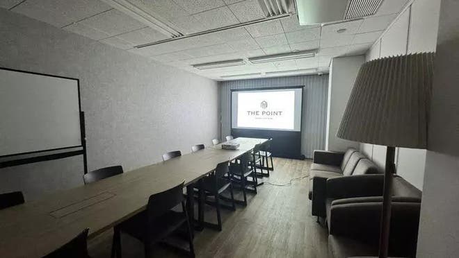 駅直結!新橋駅徒歩1分|最大20名|セミナー、会議、ワークショップ勉強会、控え室、懇親会にも最適!レンタルスペース『ド・ゴール』の写真2