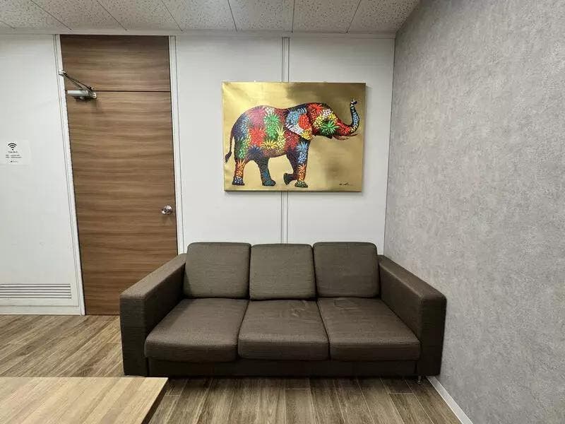 駅直結！新橋駅徒歩1分｜最大20名｜セミナー、会議、ワークショップ勉強会、控え室、懇親会にも最適！レンタルスペース『ド・ゴール』の写真16