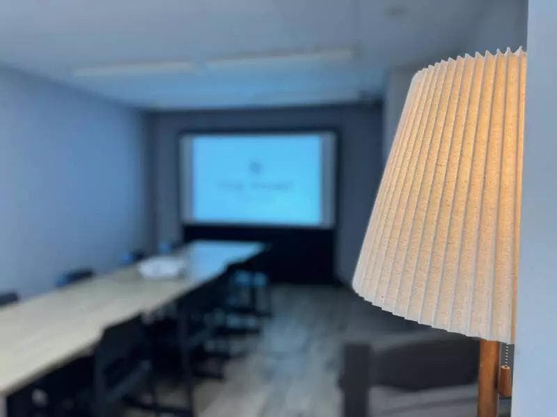 駅直結！新橋駅徒歩1分｜最大20名｜セミナー、会議、ワークショップ勉強会、控え室、懇親会にも最適！レンタルスペース『ド・ゴール』の写真25