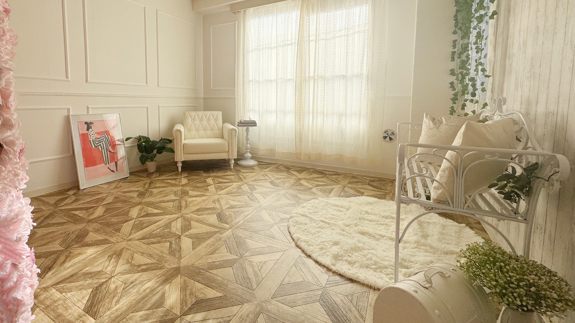 【渋谷・三軒茶屋エリア】駅2分｜自然光×白壁×薔薇壁｜背景7種類｜手ぶら撮影OK｜ポートレート・SNS・商品撮影に最適の写真1