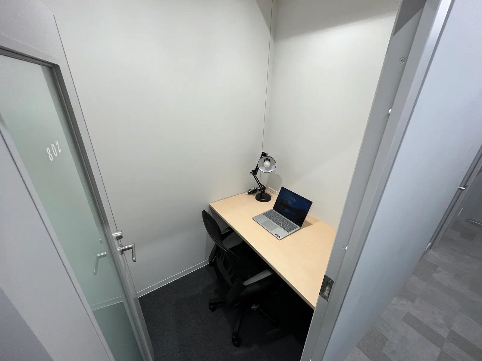 【鍵付き1名個室A】西新宿五丁目駅徒歩4分！フリードリンク/Wi-Fi/充電器/テレワークやWeb会議に最適の写真2