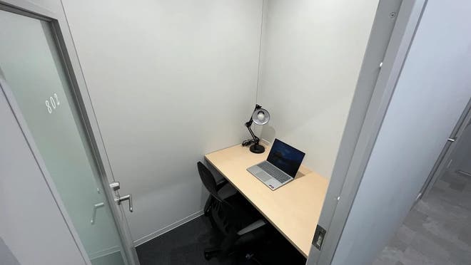 【鍵付き1名個室A】西新宿五丁目駅徒歩4分!フリードリンク/Wi-Fi/充電器/テレワークやWeb会議に最適の写真2