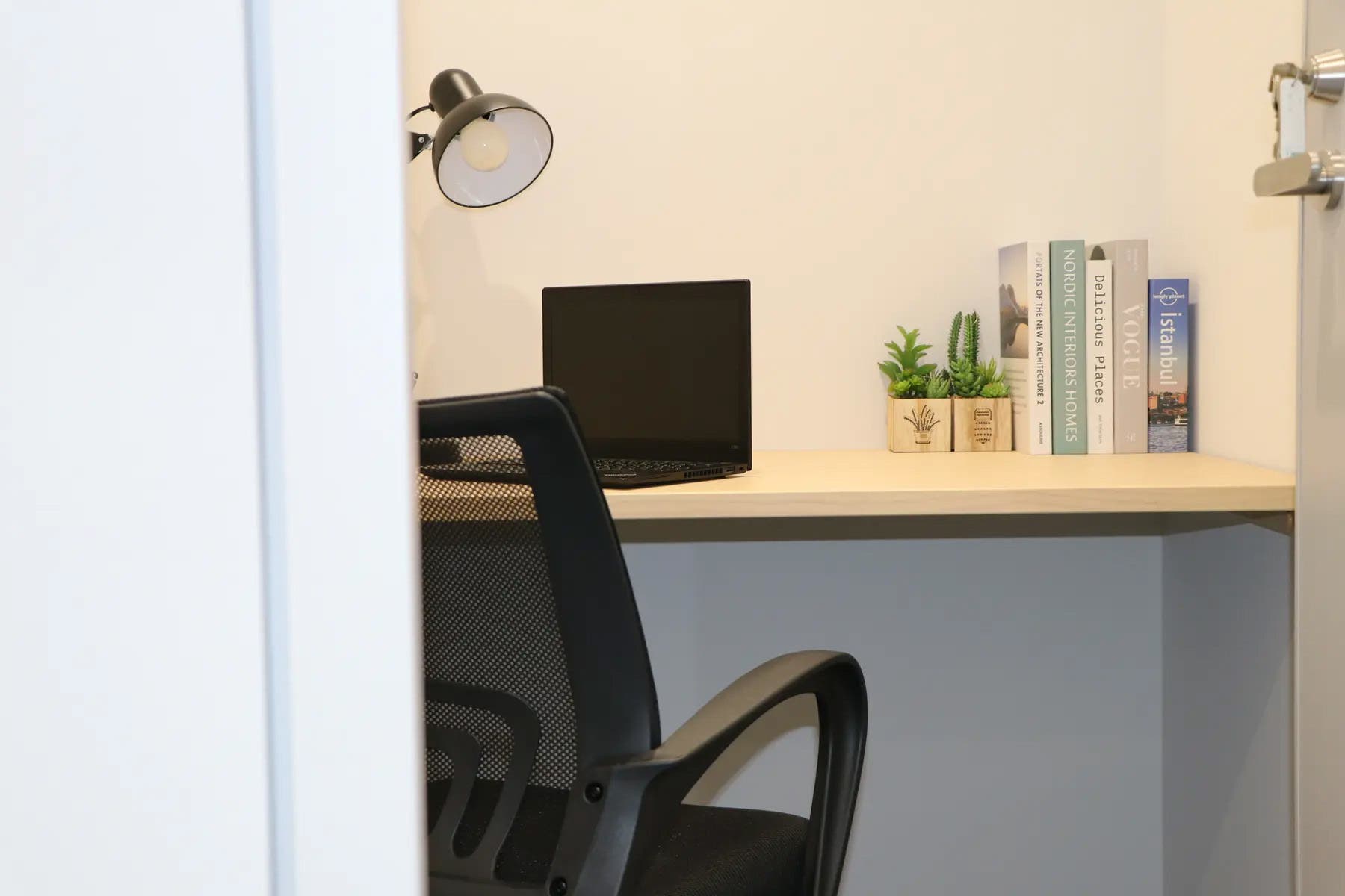 【鍵付き1名個室A】西新宿五丁目駅徒歩4分！フリードリンク/Wi-Fi/充電器/テレワークやWeb会議に最適の写真3