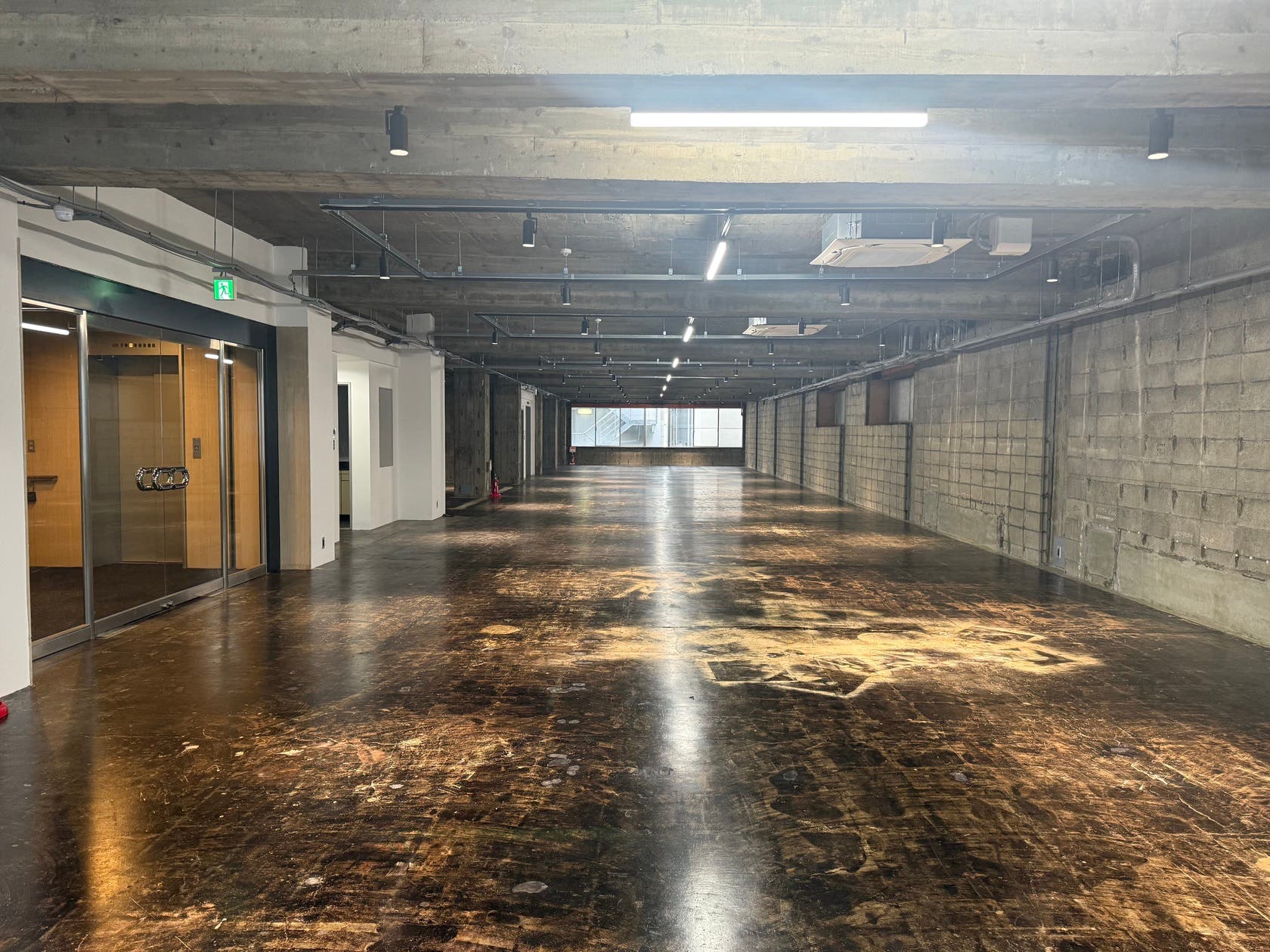 大阪本町駅近のコンクリートのレンタルスペースの写真1