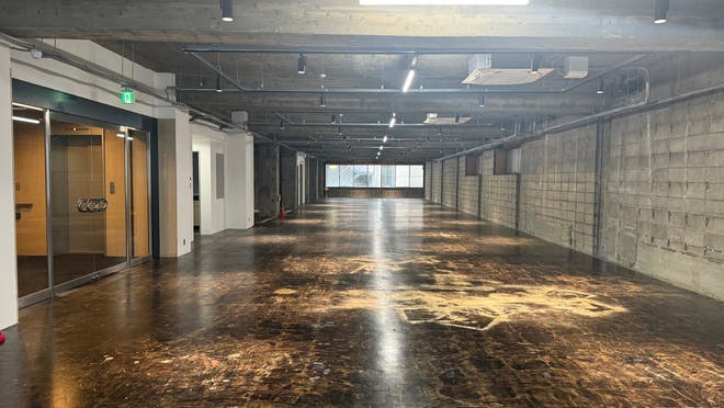 大阪本町駅近のコンクリートのレンタルスペースの写真1