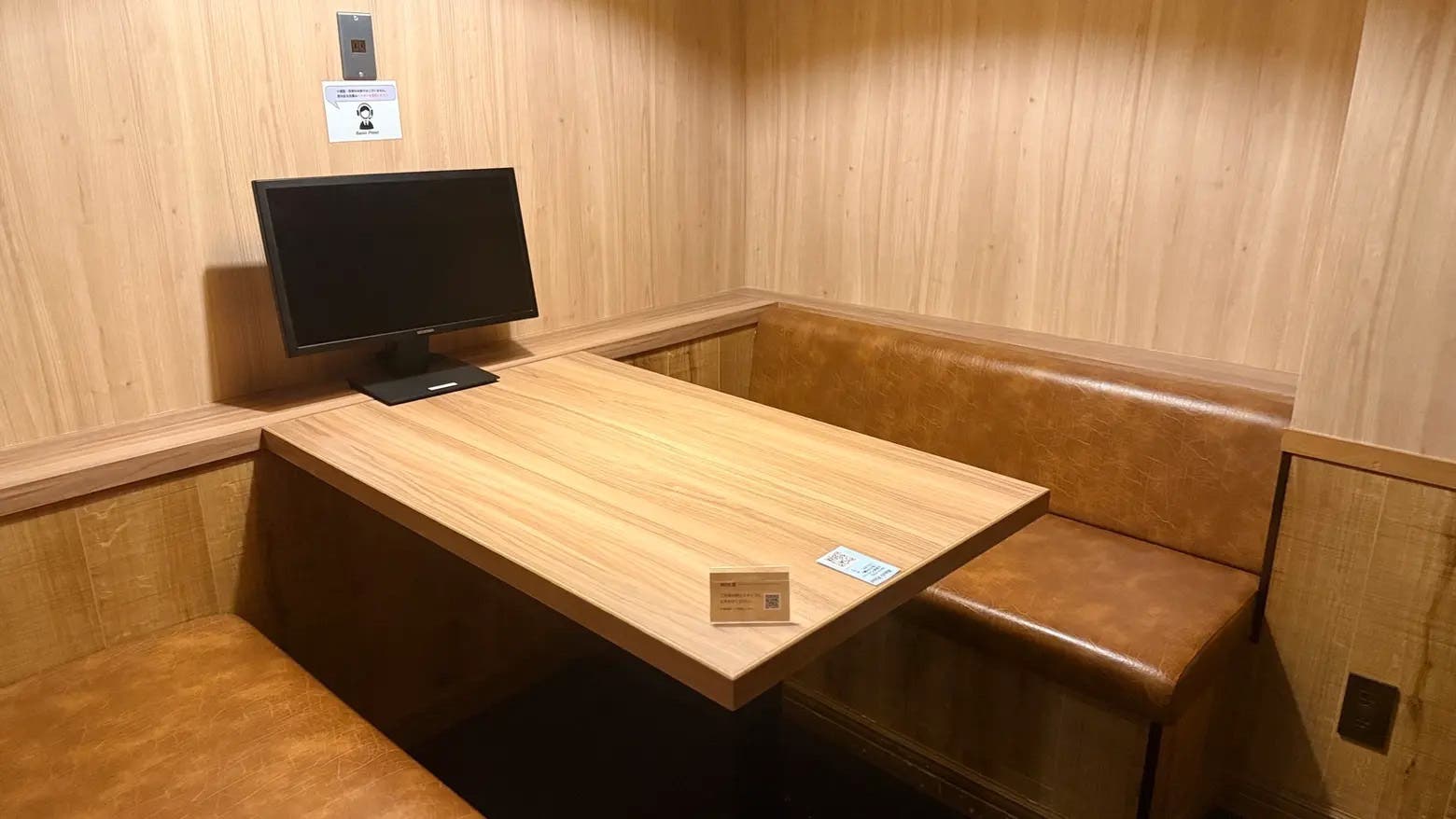 【4名BOX席B】五反田駅徒歩3分！フリードリンク/モニター/Wi-Fi/充電器/テレワークやWeb会議に最適の写真1